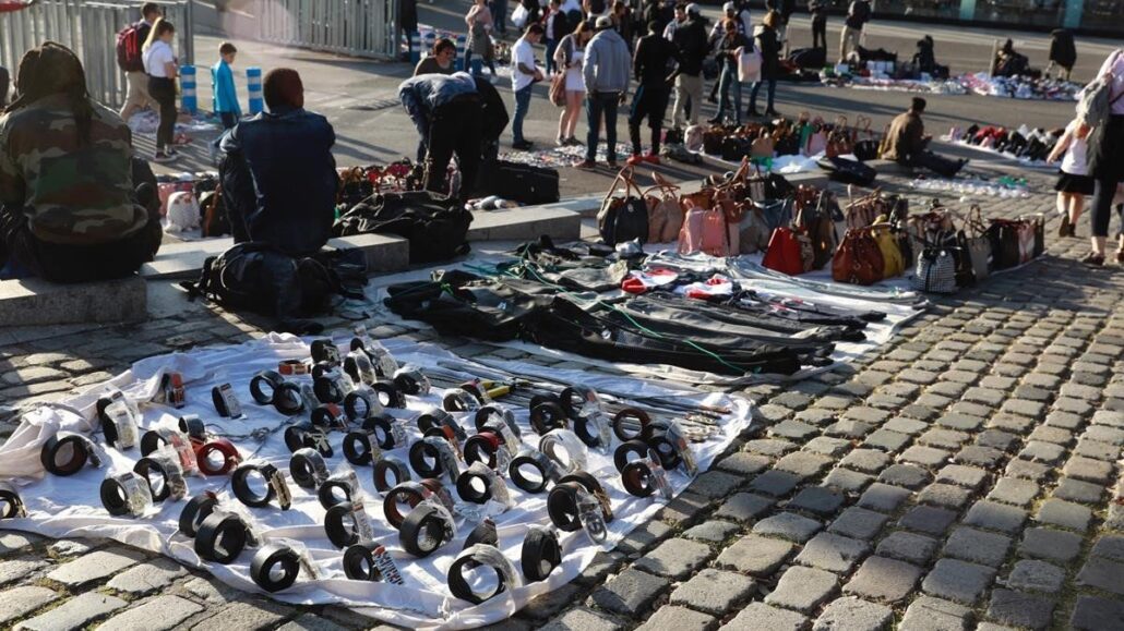 The "top manta" returns to the center of Barcelona