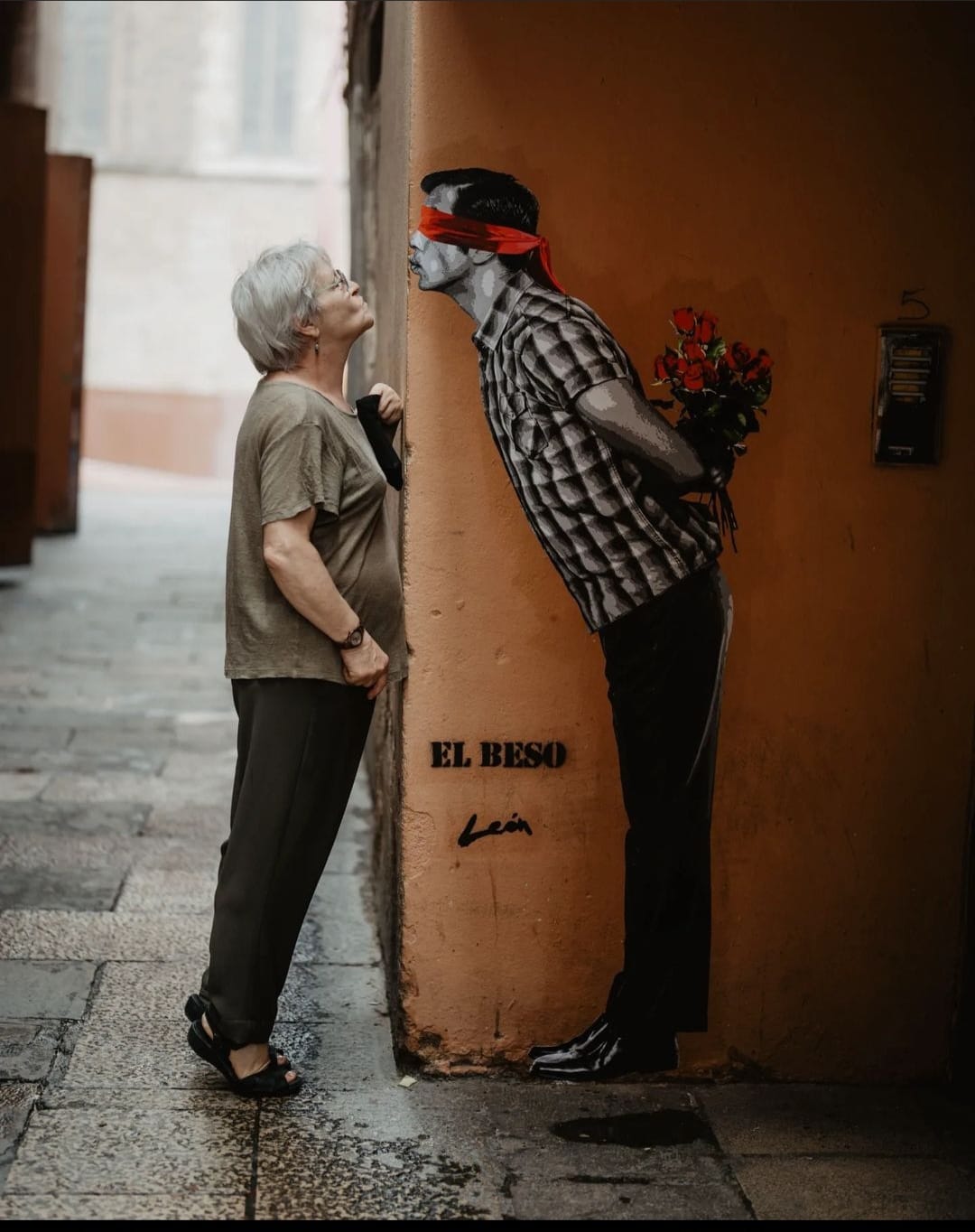 Alberto León: El Beso que Promueve el Amor a Través del Arte