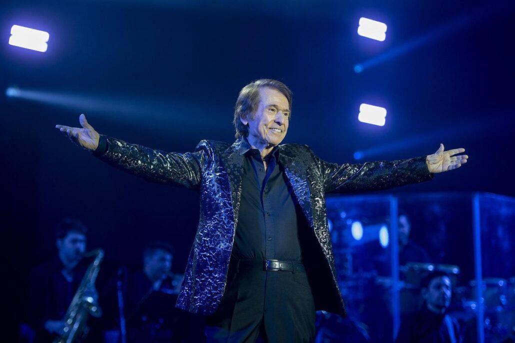 Raphael deslumbra en el Palau Sant Jordi en una noche llena de clásicos ...