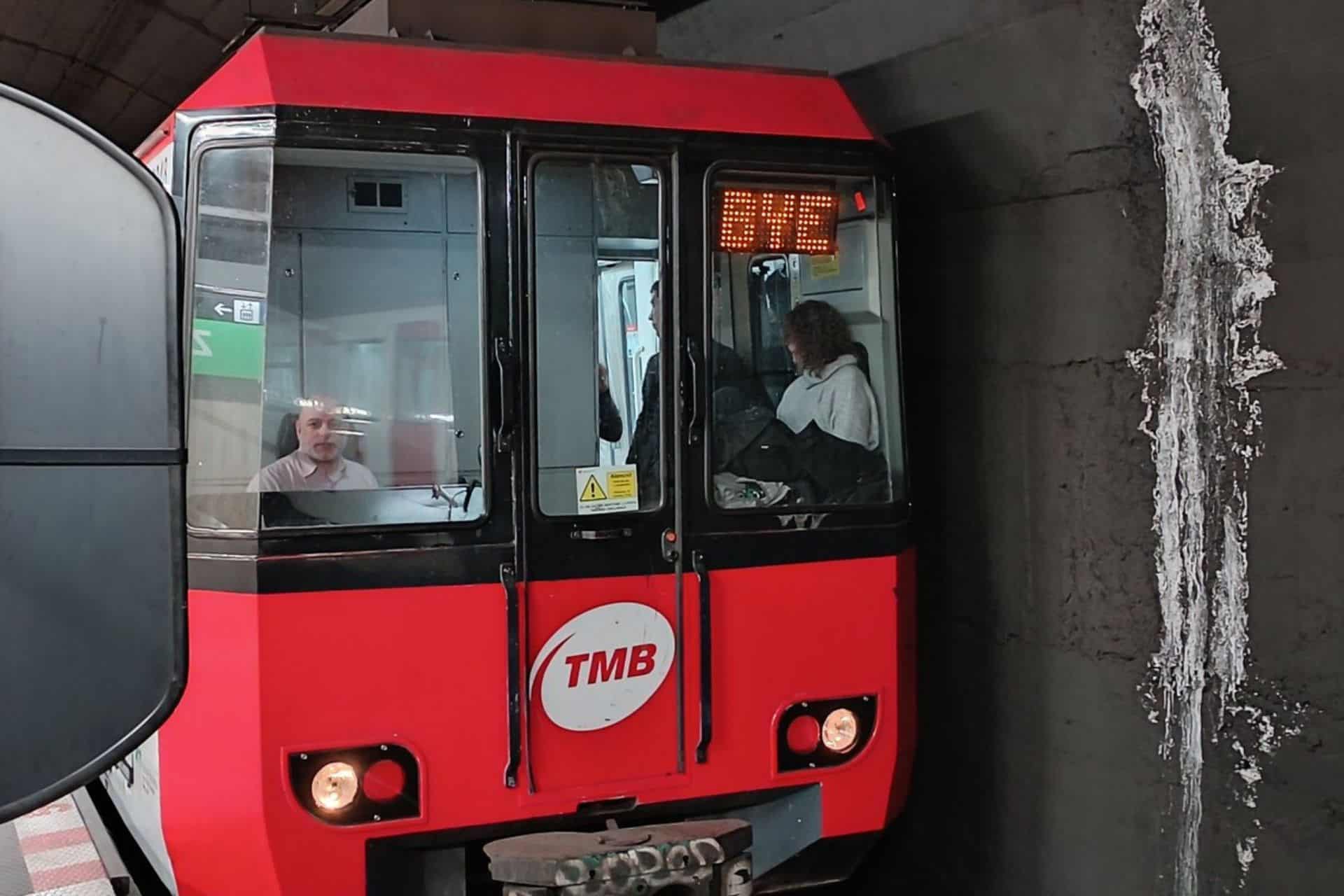 A 3000 series train from the 80's ends its active service.