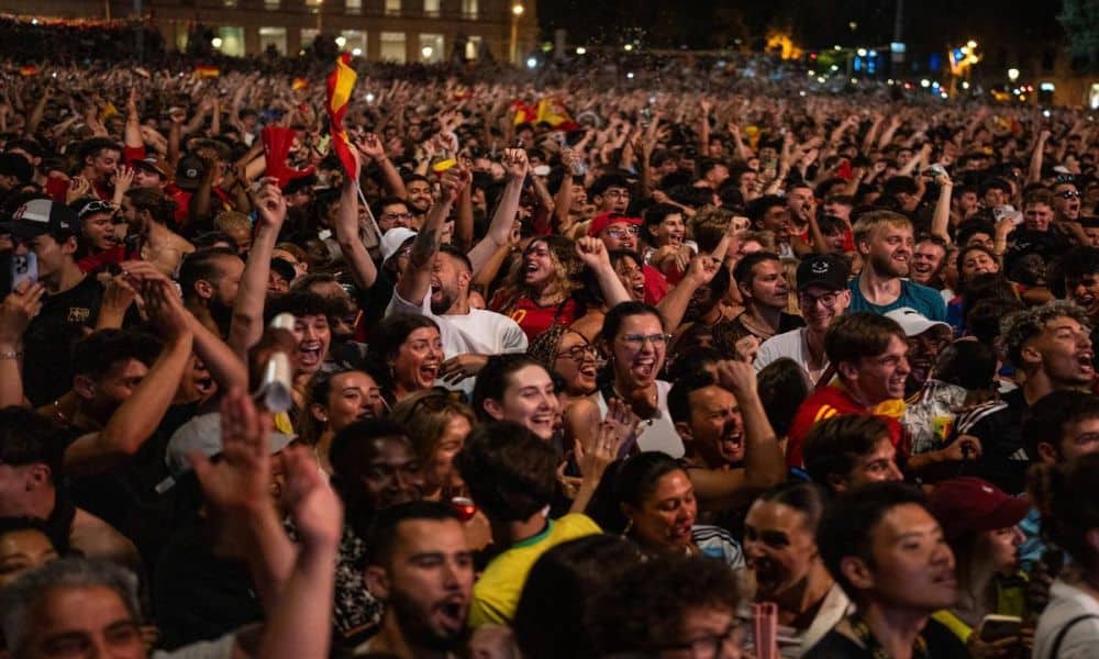 La foule a envahi la Plaça Catalunya de Barcelone pour célébrer la ...